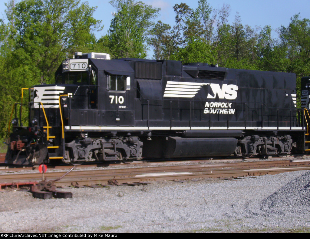NS 710 In The West Yard